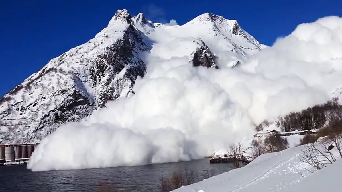 Huge Avalanche caught on video in Northern Norway