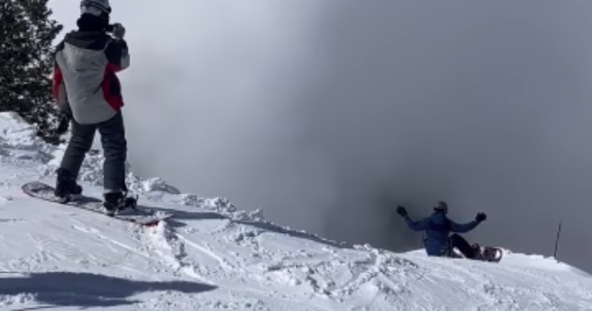 No Way I M Standing There Skiers Capture Incredible But Scary