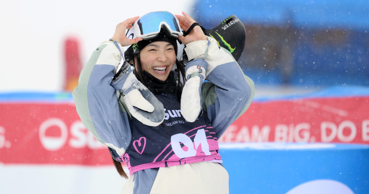 Chloe Kim Wins Halfpipe World Title Despite "Cute Lil Menty B ...