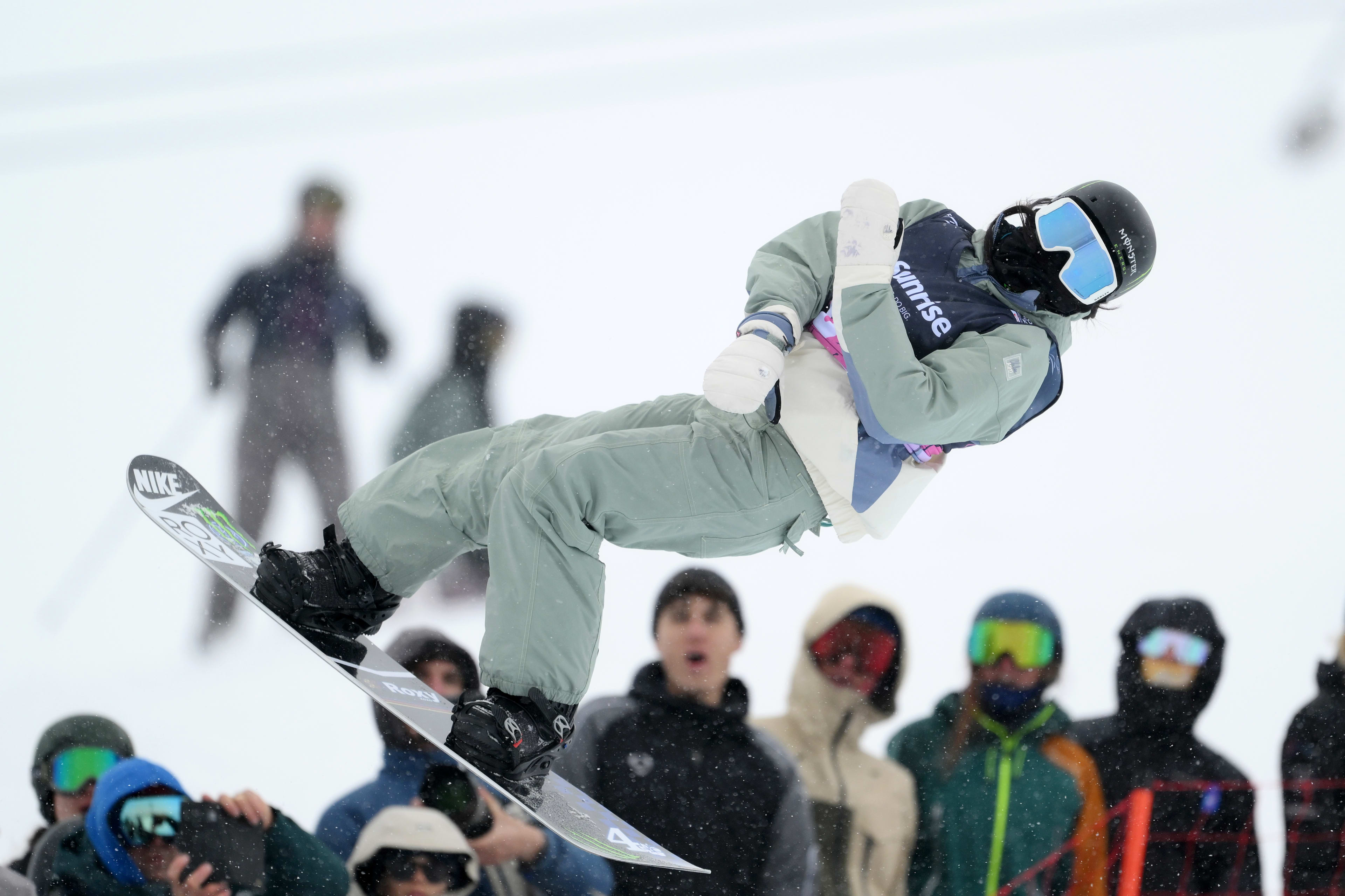 Chloe Kim Wins Halfpipe World Title Despite "Cute Lil Menty B ...